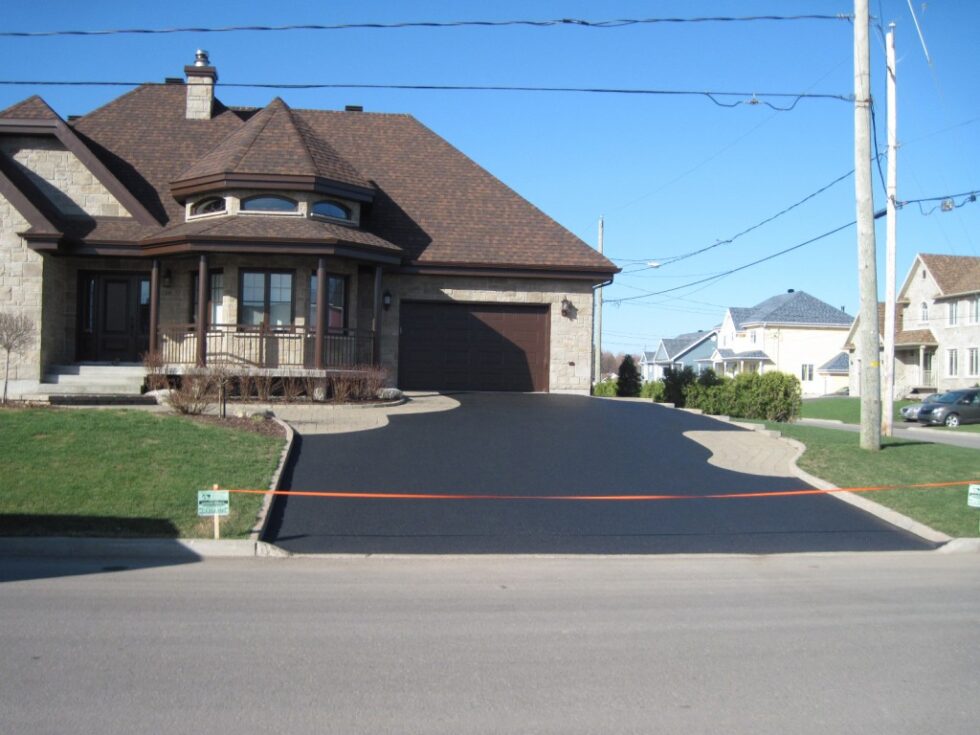 Scellant pour asphalte Québec ǀ Entretien asphalte ǀ Asphalte Protect